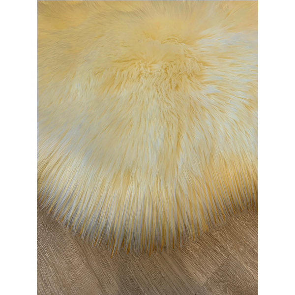 Everly Quinn Mar Vista Machine Woven / Power Loomed Faux Sheepskin ...