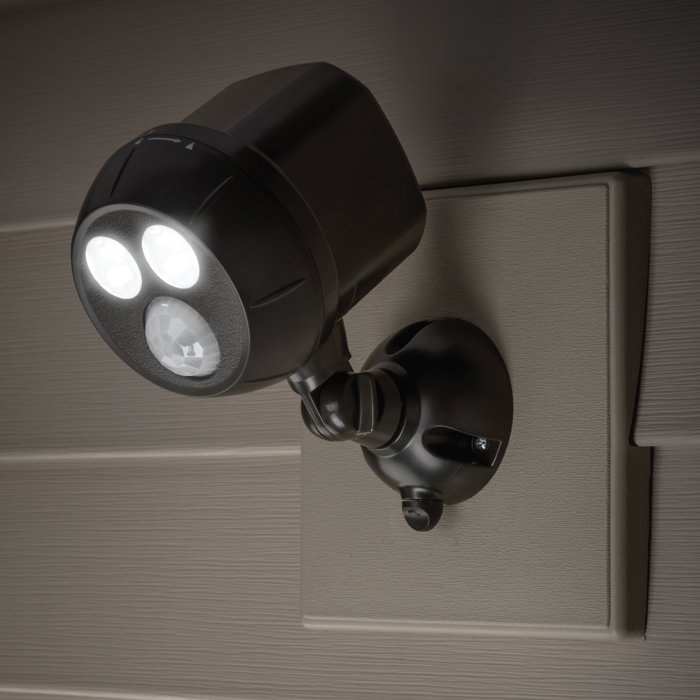 Mr. Beams Ultra Bright 40-Watt LED Dusk to Dawn Battery Powered Outdoor ...