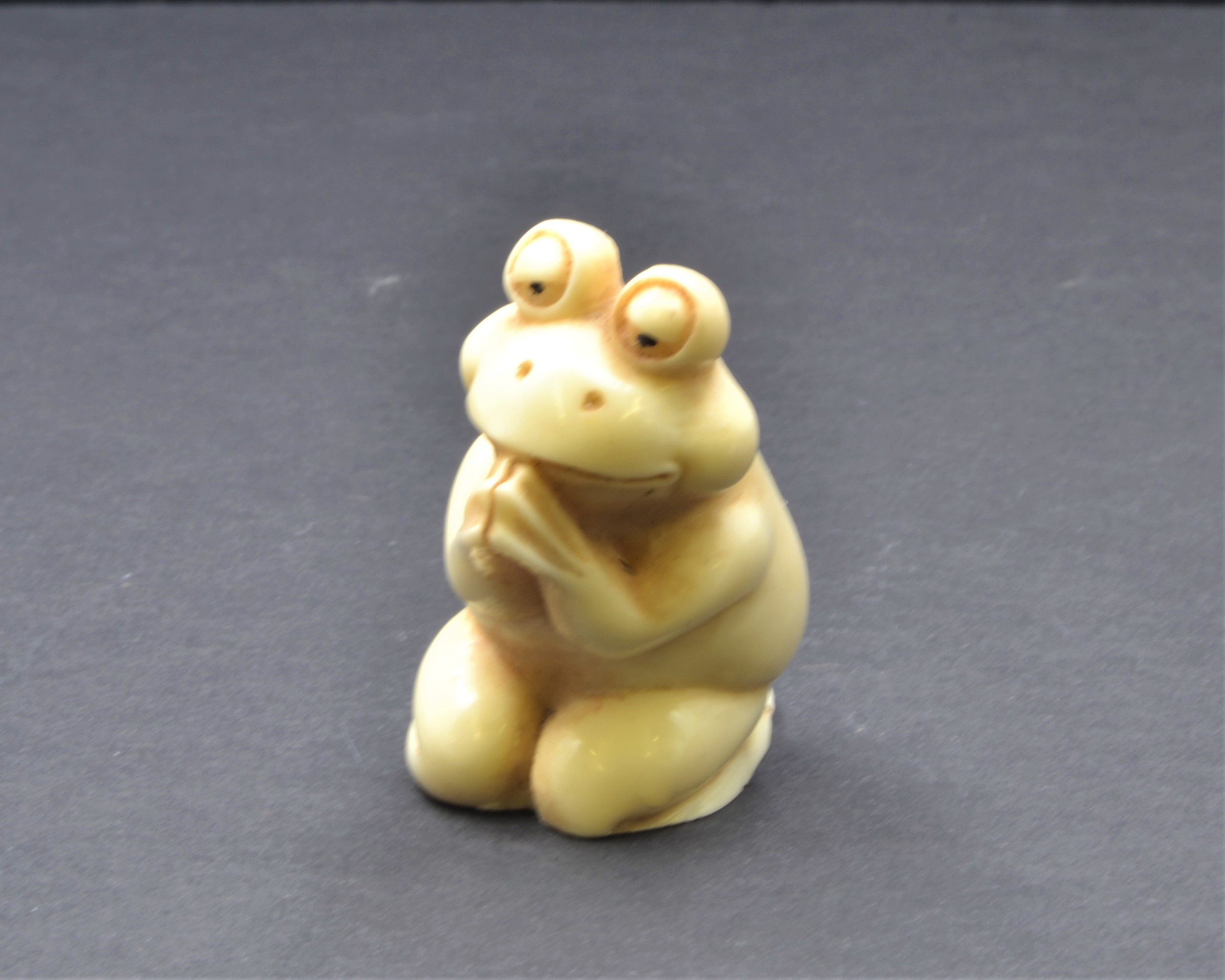 Funny and weird decorative resin frog figurines Figurines & Knick ...